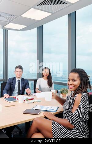 employees are discussing work issues Stock Photo - Alamy