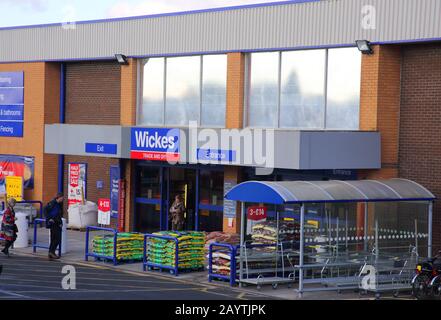 Wickes, store sign, logo, England UK Stock Photo - Alamy