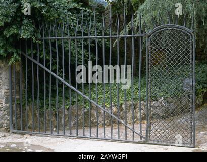 Casa / Bellesguard house (Gaudí); modernist interior and vestibule ...