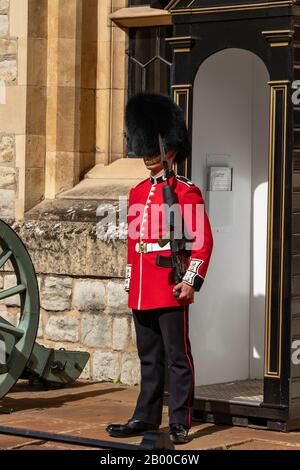 Beefeater Guard in Ceremonial Uniform at the Tower of London UK Stock ...