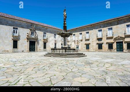 Largo do Paco, Archiepiscopal palace court with the Chafariz dos ...