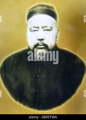 Early 20th century photograph: Chinese man swallowing a sword, street ...