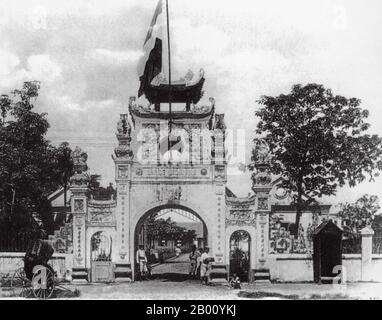 Vietnam: Nguyen Dynasty Flag (1802-1945). The Nguyễn Dynasty was the ...