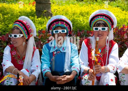 China: Bai women wear their 3D glasses at the Bai music and dance ...