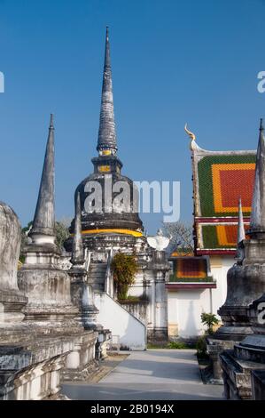 Small Chedis in the Buddhist Temple Wat Sarawan in Phnom Penh, Cambodia ...