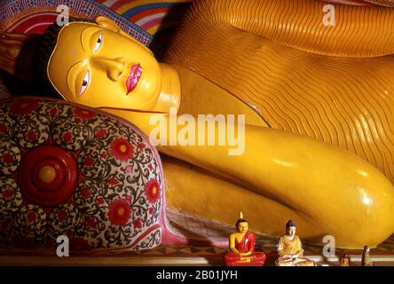 Sri Lanka: Buddha at Asgiriya Vihara (temple), Kandy. Asgiriya Vihara ...