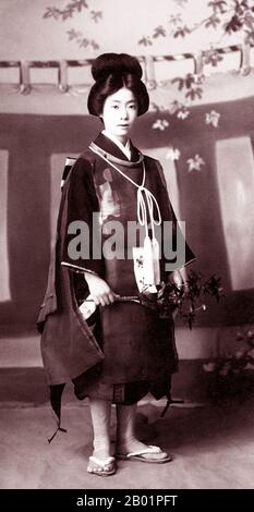 Geiko, traditional Japanese female entertainers, and Maiko, apprentice ...
