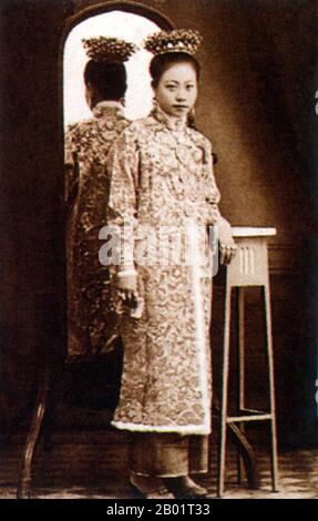 Malaysia: A Peranakan bride in Penang, early 20th century. Peranakan ...