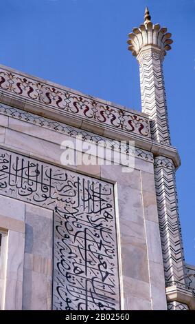 India: The northern pishtaq (recessed arch) of the Taj Mahal, Agra ...