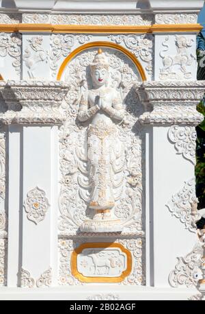 Thai art of guardians on temple door entrance Stock Photo - Alamy