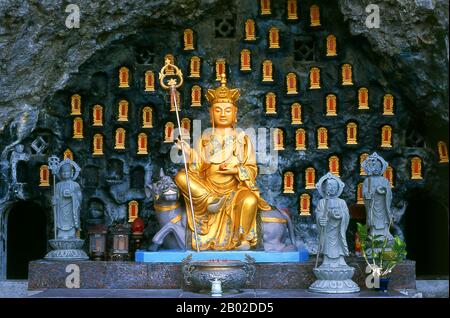Taiwan: A deity in the Basian (Baxian) Caves (Caves of the Eight ...