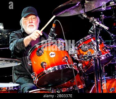 Legendary drummer Ronnie Tutt performs with Neil Diamond at the BB&T ...