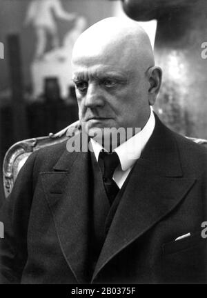 JEAN SIBELIUS (1865-1957) Finnish composer at his Jarvenpaa home in 1939 Stock Photo - Alamy