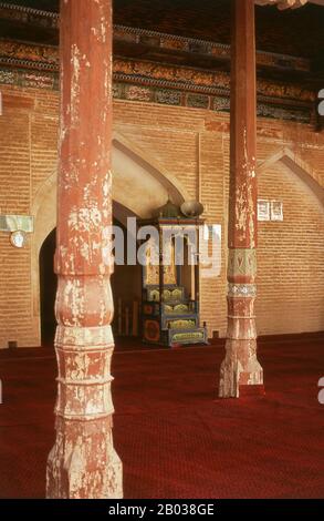 China: The minbar (pulpit) in the prayer hall, Ox Street Mosque or Cow ...
