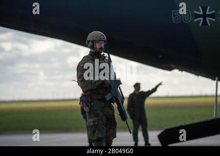 (dpa) - A German soldier secures the airport at the German ...