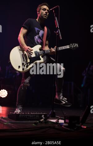 Sébastien Lefebvre guitarist from simple plan, live at o2 victoria ...