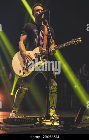 Sébastien Lefebvre guitarist from simple plan, live at o2 victoria ...