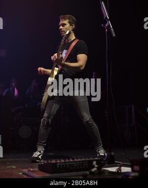 Sébastien Lefebvre guitarist from simple plan, live at o2 victoria ...