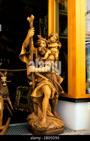 GERMANY, BAVARIA, OBERAMMERGAU, WOOD CARVING, STATUE OF HUNTER Stock ...