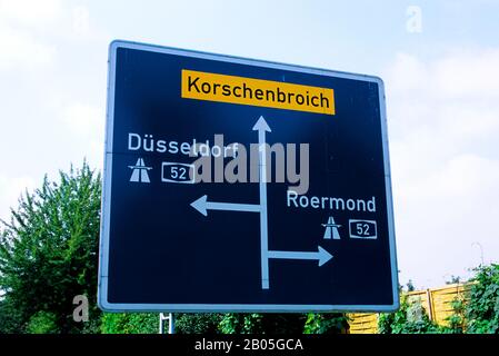 GERMANY, RHINELAND, SIGN FOR AUTOBAHN, BETWEEN DUSSELDORF AND ROERMOND ...