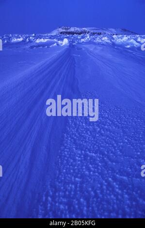 CANADA, NUNAVUT, FROZEN BARROW STRAIT, ICE CAMP Stock Photo - Alamy