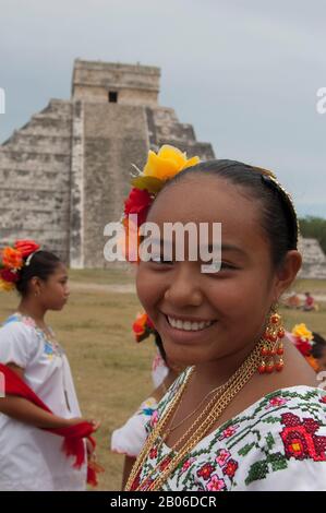 Portrait of a teenage Mayan girl in the village of La Pinta near Copan ...