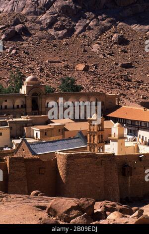 EGYPT, SINAI PENINSULA, VIEW OF ST. CATHERINE'S MONASTERY, FOUNDED IN ...