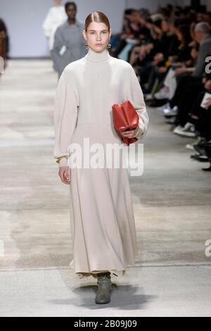 The Jil Sander women's Fall/Winter 2020/2021 collection is unveiled ...