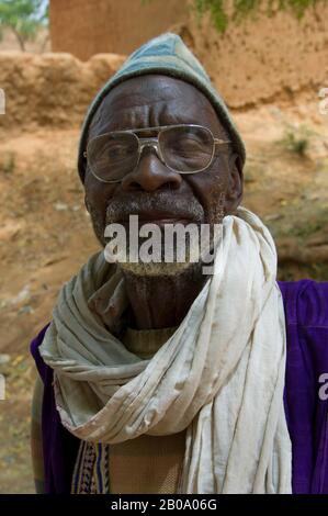 MALI, NEAR SEGOU, SEGOUKORO VILLAGE (BAMBARA TRIBE), VILLAGE SCENE WITH ...