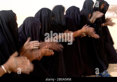 Nomad women in the Sahara desert, Morocco. Nomadic tribes living in the ...