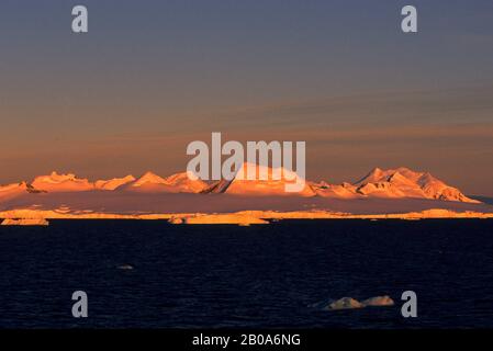 ANTARCTIC PENINSULA AREA, MIDNIGHT SUNLIGHT Stock Photo - Alamy