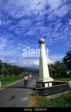 ASIA, INDONESIA, SUMATRA, LINE MARKING EQUATOR Stock Photo - Alamy