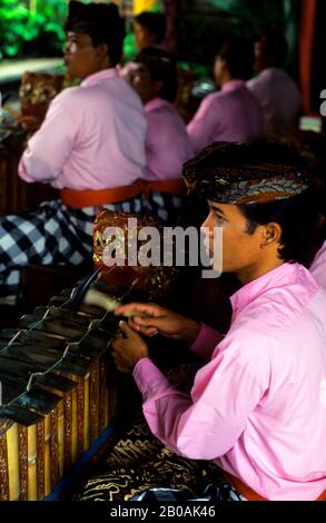 INDONESIA, BALI, GAMELAN ORCHESTRA, GENDER INSTRUMENTS Stock Photo - Alamy