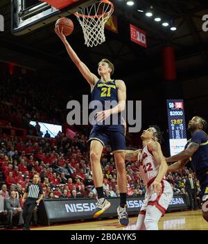 Michigan guard Franz Wagner (21) is defended by Illinois center Kofi ...
