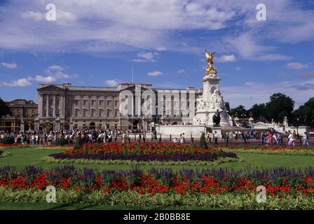 England, London, Buckingham Palace, Queen Victoria Memorial, Nike ...