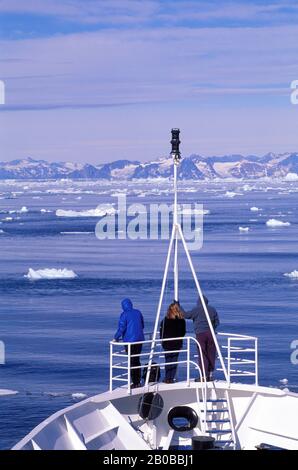 Clipper Adventurer cruise ship, Clipper Adventurer, cruise ship, ice ...