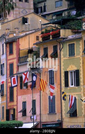ITALY, PORTOFINO, COLORFUL HOUSES, NAUTICAL FLAGS Stock Photo - Alamy