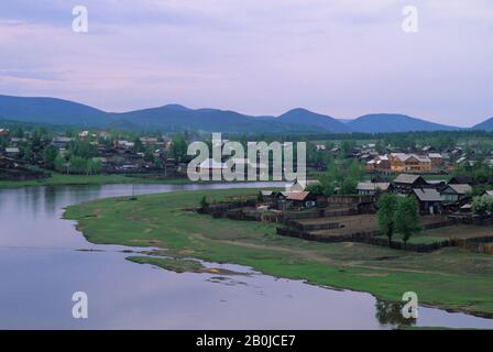 RUSSIA, SIBERIA, MOGOCHA VILLAGE WITH WOODEN HOUSES Stock Photo - Alamy