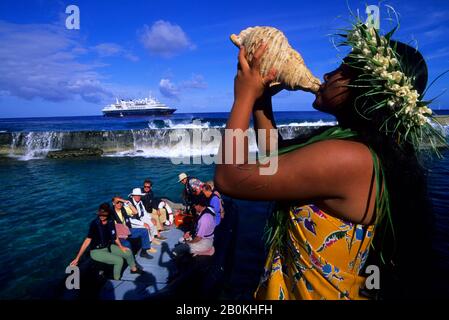 Island woman blowing conch shell, Cook Islands, Atiu Stock Photo - Alamy