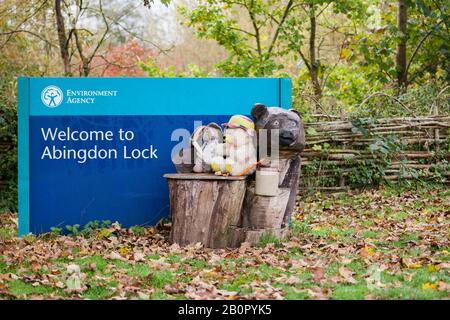Lock Sign at Abingdon Lock, River Thames, Abingdon, Oxfordshire ...