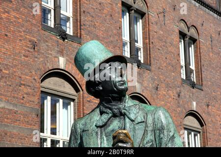Anderson monument in Copenhagen, Denmark Stock Photo - Alamy