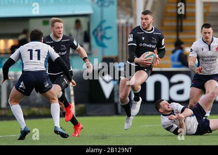 Johnny Williams of Newcastle Falcons makes a break during the Greene ...