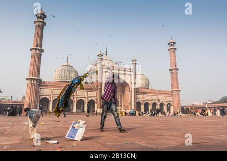 garbage man, Jama Masjid, India, Asia Stock Photo - Alamy