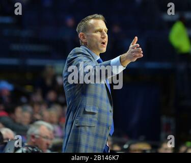 Alabama head coach Nate Oats argues a call during the first half of an ...