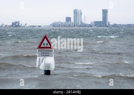 Dangerous lake bottom warning sign at Shades Beach on Lake Erie ...