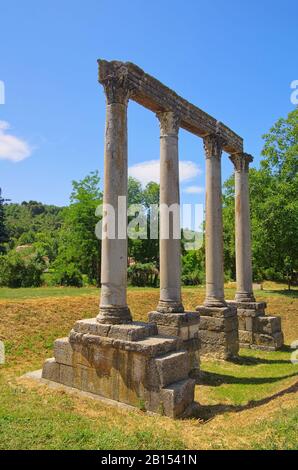 Riez roemischer Tempel - Riez roman temple 02 Stock Photo - Alamy