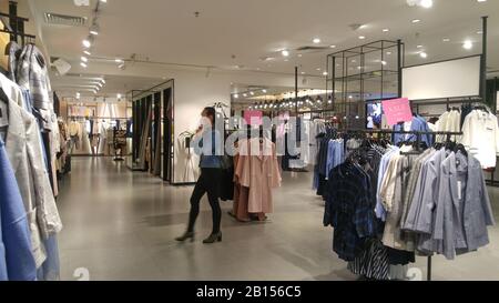 Shenzhen, China: women buy clothes Stock Photo - Alamy
