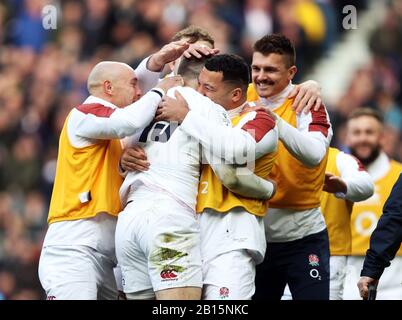 England's Elliot Daly (centre) celebrates scoring the winning try ...