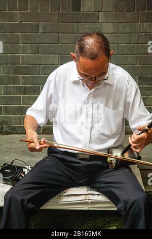 Erhu. Chinese 2 stringed instrument Stock Photo - Alamy