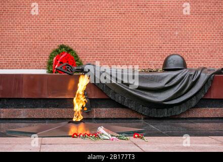 Tomb of the Unknown Soldier eternal flame at the Arc de Triomphe; Paris ...